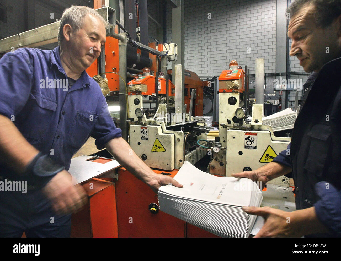 Newspaper worker printing press hi-res stock photography and images - Alamy