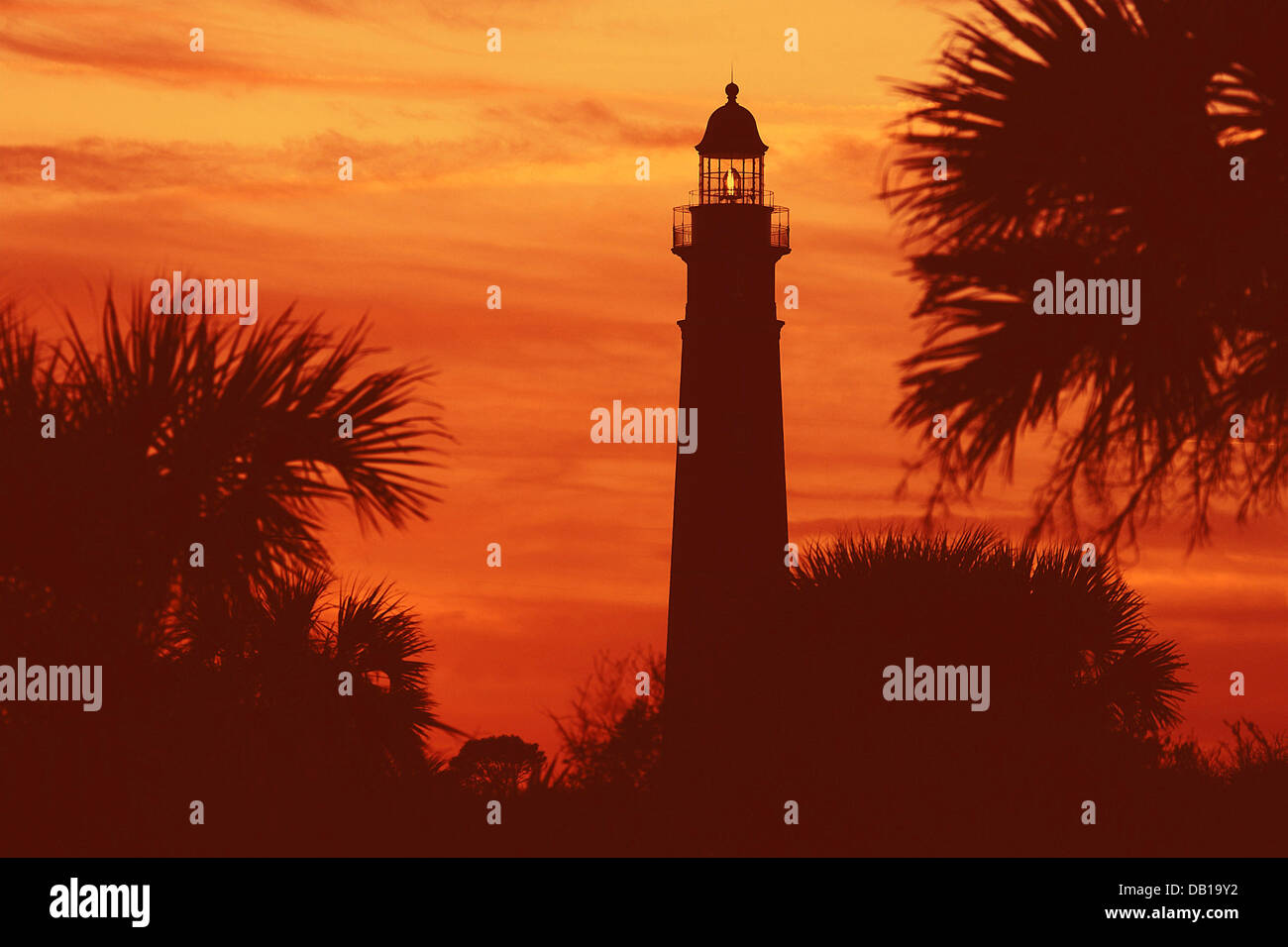 (dpa file) - The photo shows Ponce Inlet lighthouse against the red ...