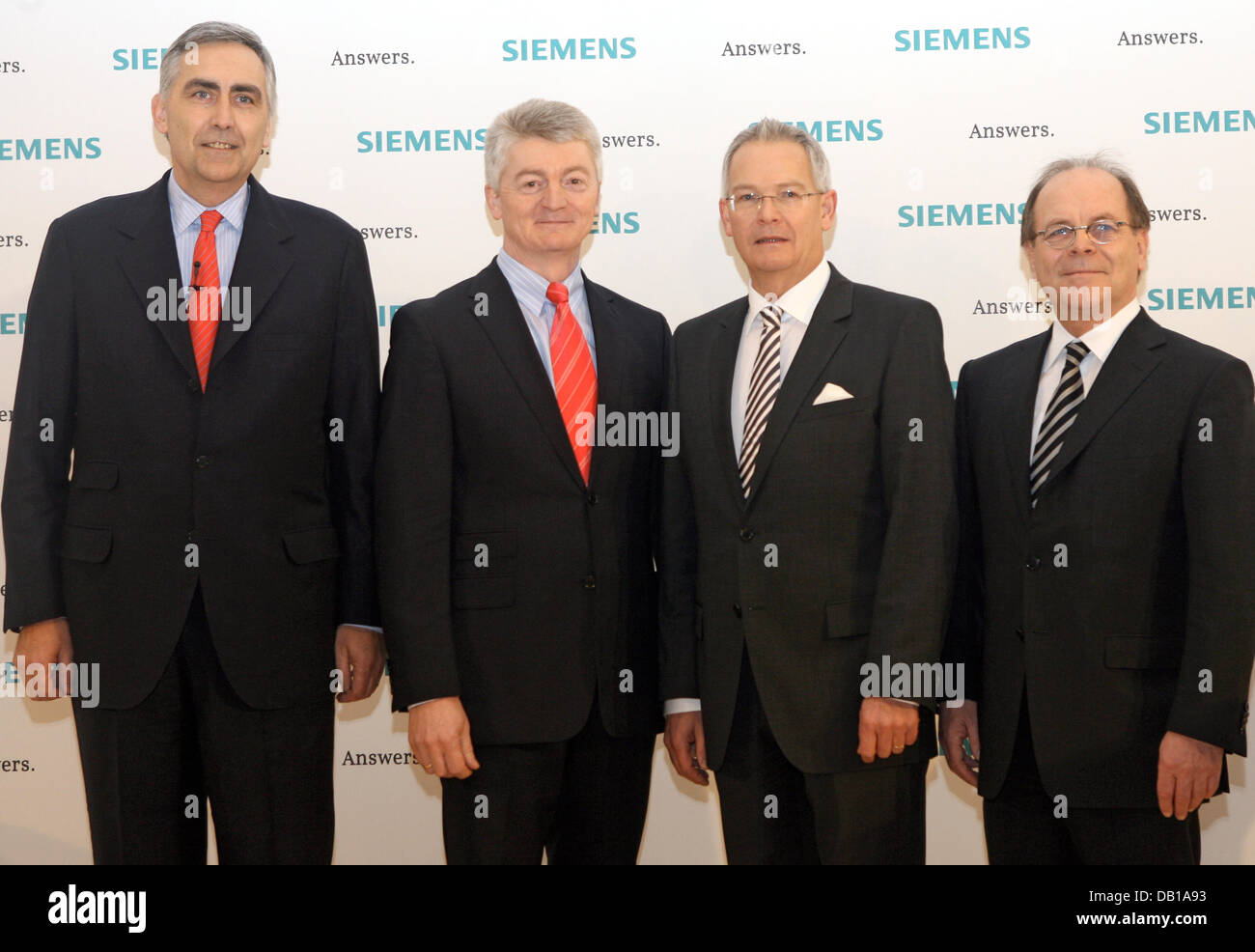 CEO of German engineering giant Siemens AG, Peter Loescher (L ...