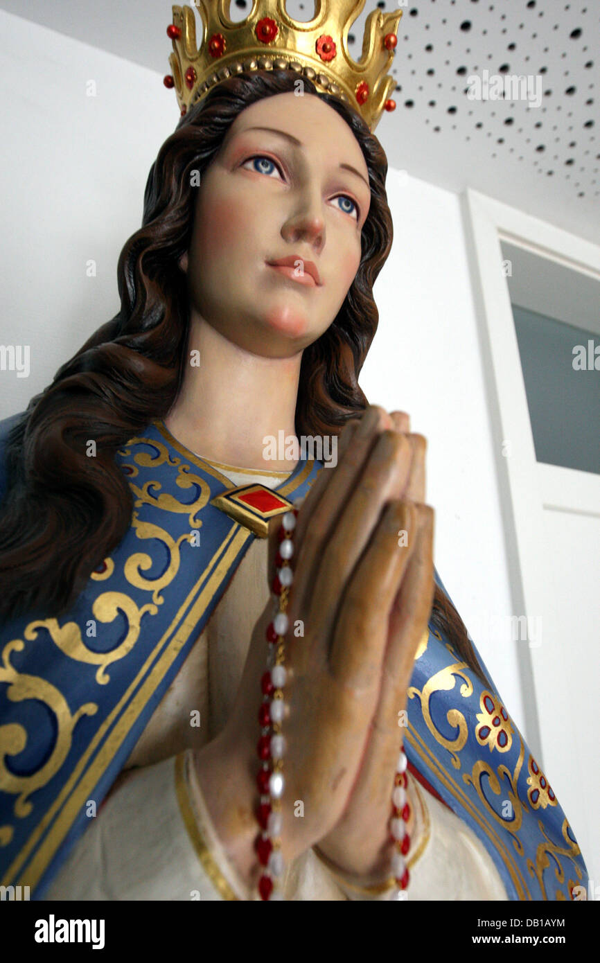 The picture shows the statue of the Virgin Mary in the pilgrims' home ...