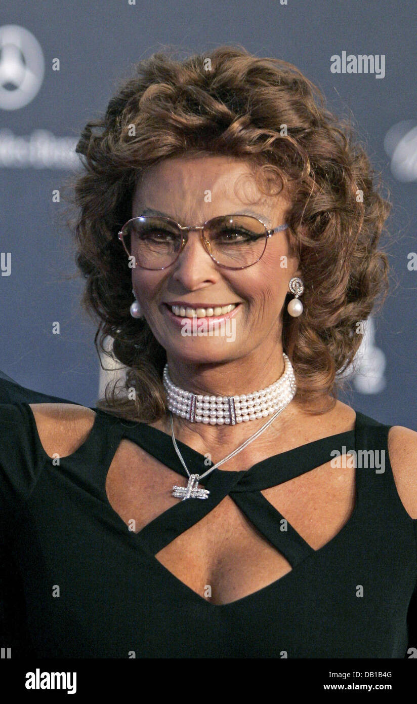 Italian diva Sophia Loren poses on the red carpet as she arrives at the ...