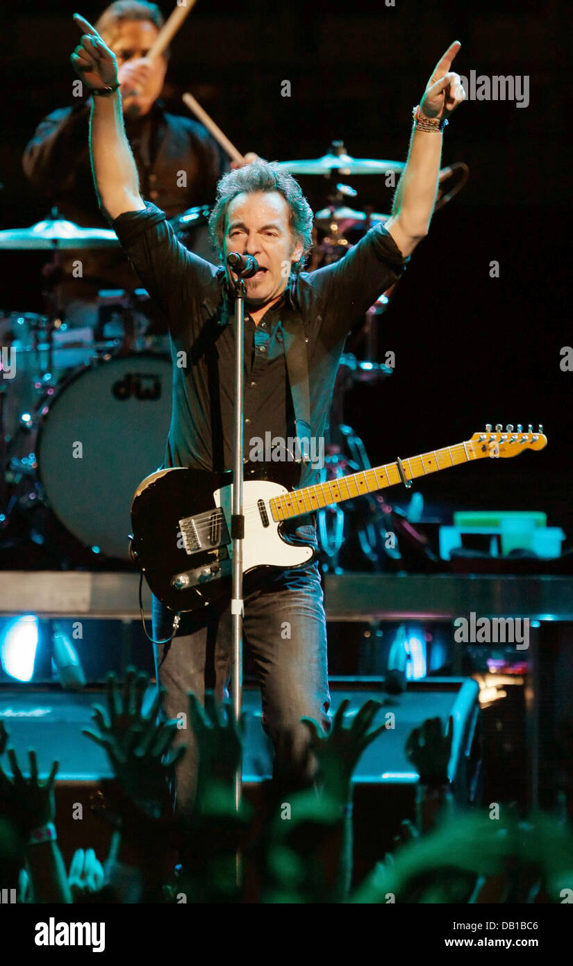 Photo of bruce springsteen performing in concert hi-res stock ...