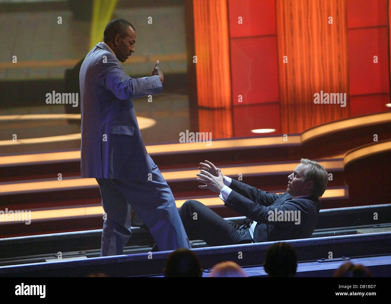 Wesley Autrey (L) from New York shows TV-host Johannes B. Kerner how he ...