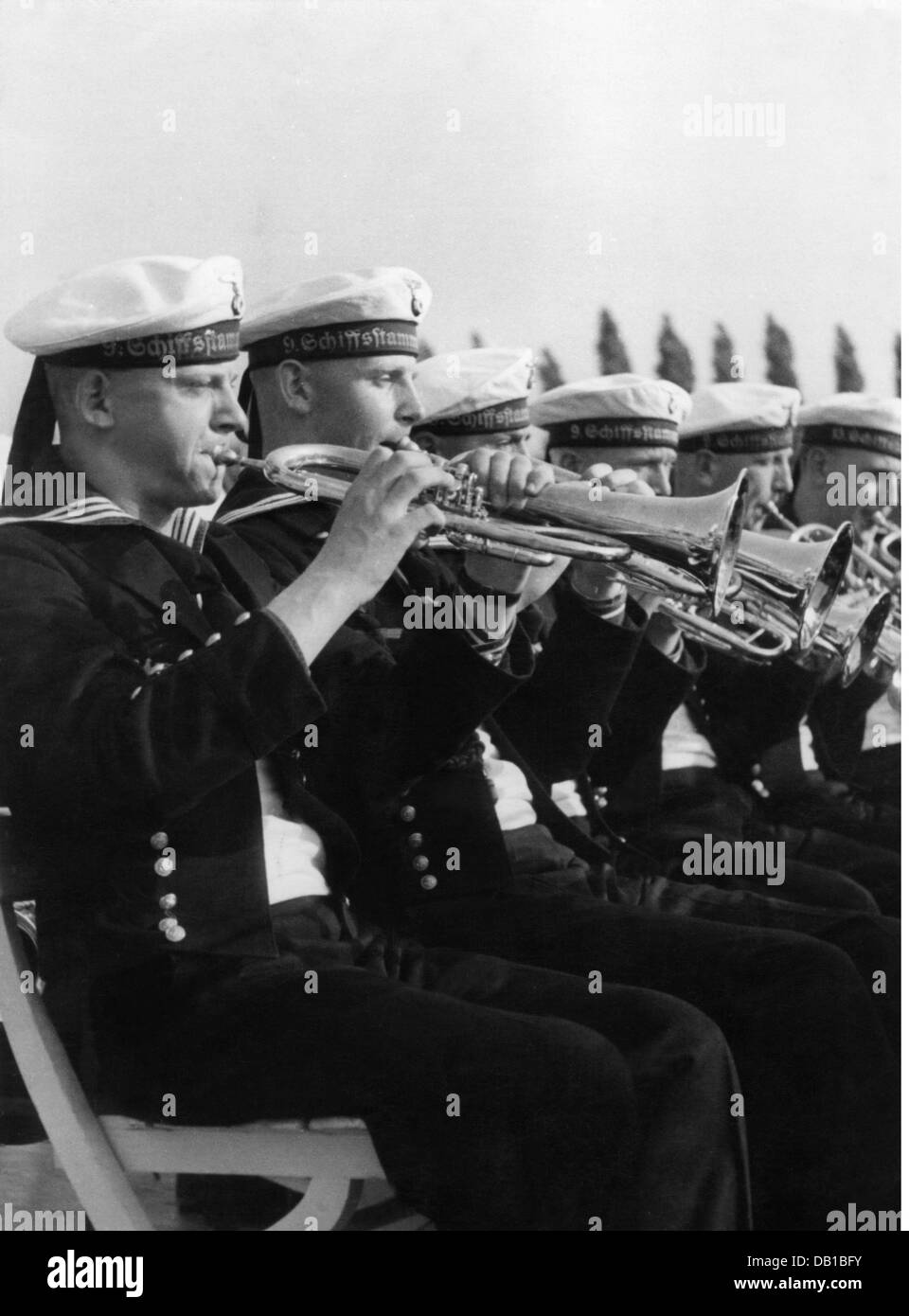 Navy sailor hi-res stock photography and images - Alamy