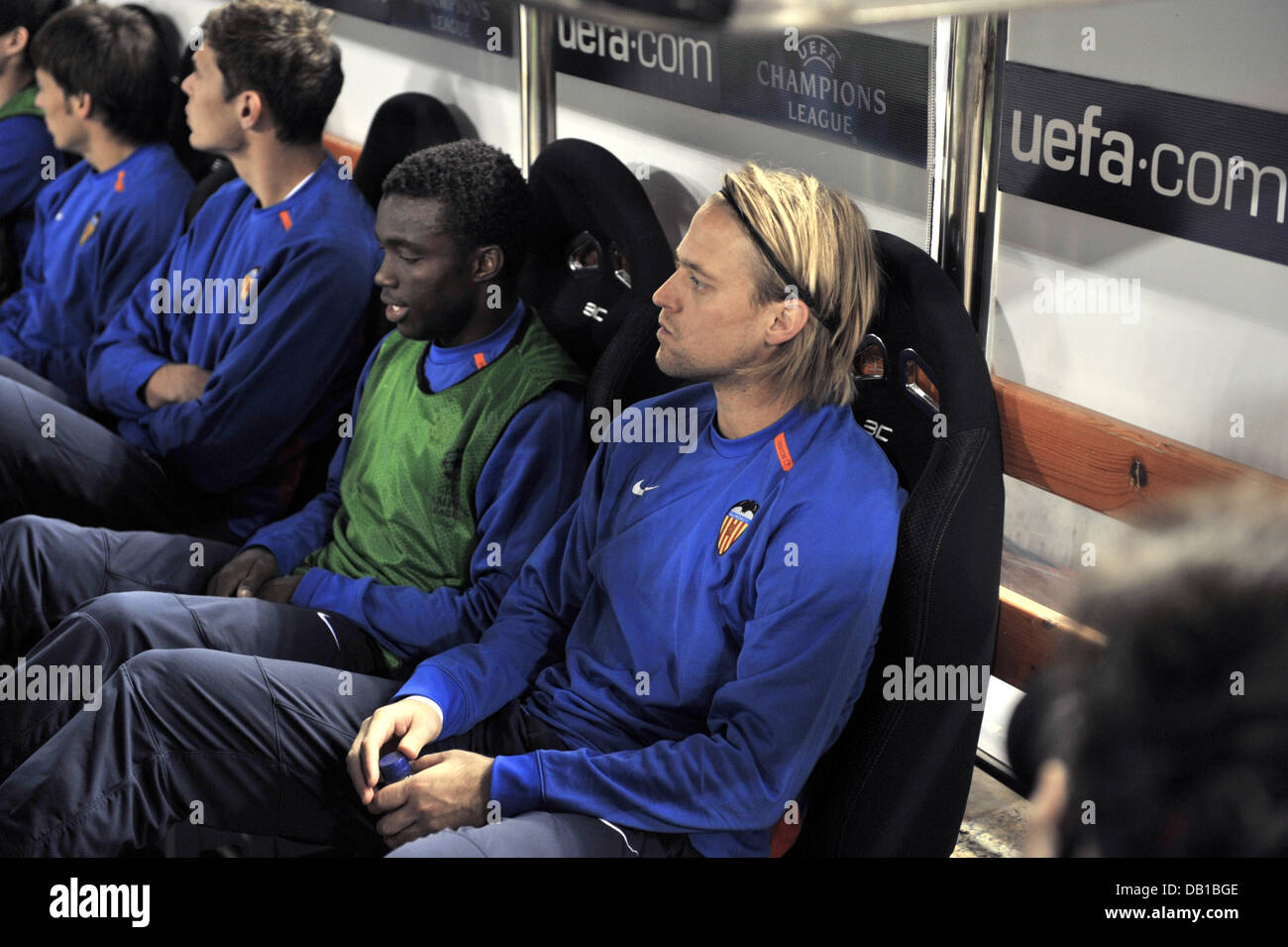 German international goalkeeper Timo Hildebrand (R) of FC Valencia sits ...