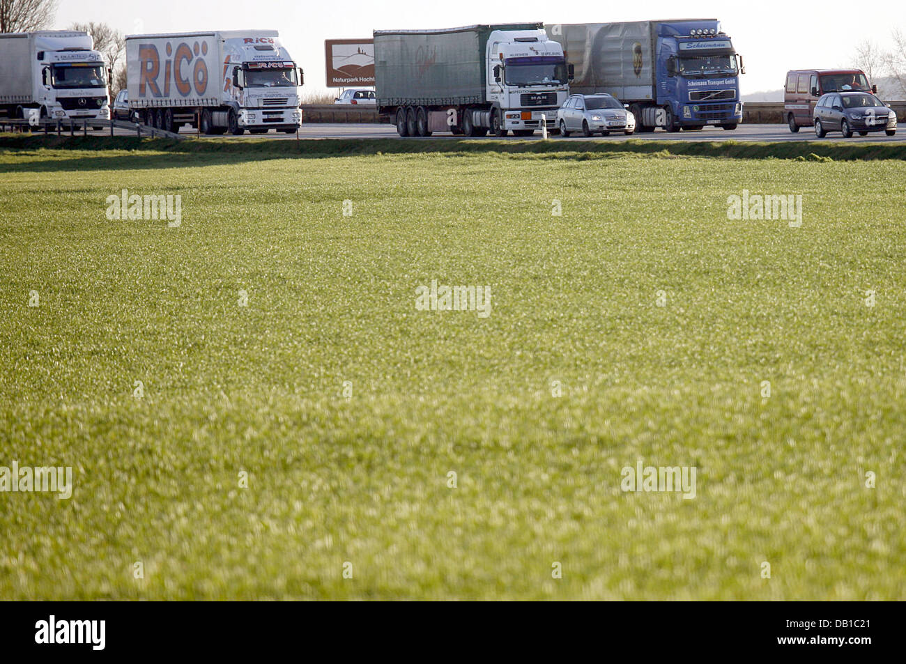 (dpa file) Trolleys and cars stand in a traffic jam on the A5 motorway ...