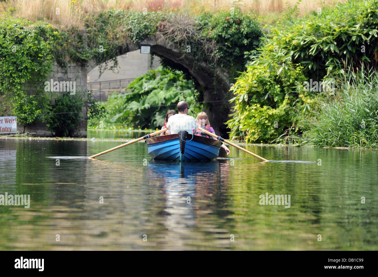 Warwick, UK. 22nd July, 2013. The hot weather brings people out onto ...
