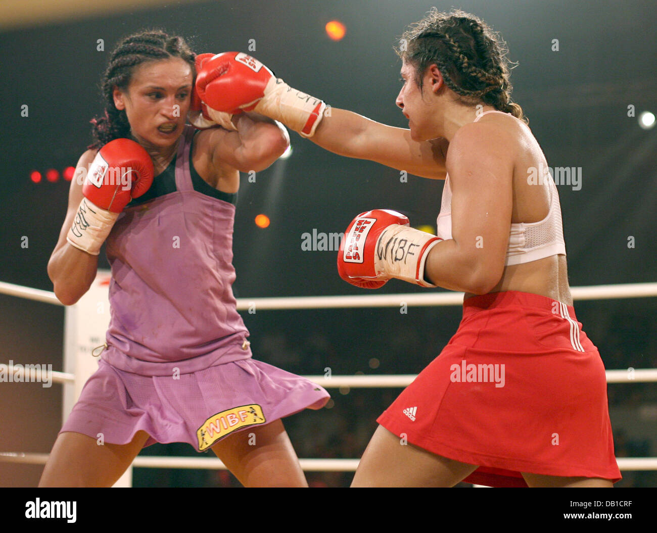 French boxer Nadia Hockmi (L-R) and German Boxer Susi Kentikian are ...