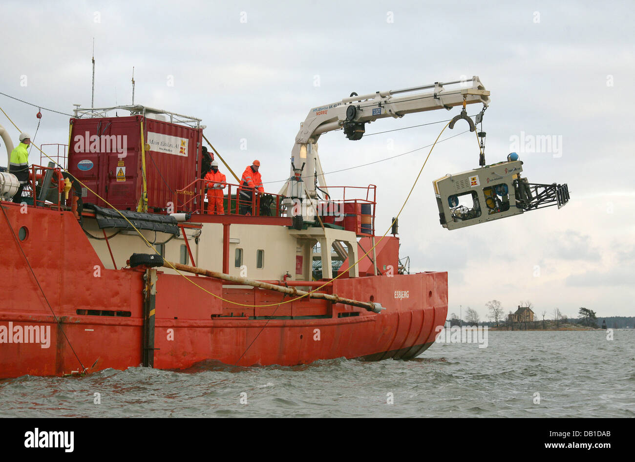 Specialists drop a gradiometer on Danish research ship Pollux into the ...