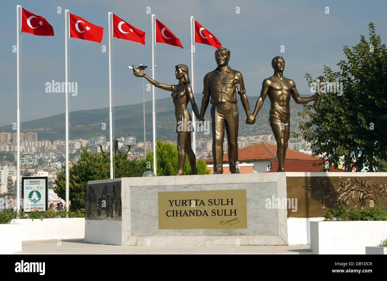 (dpa file) The bronze memorial with the Turkish motto 'Yurtta Sulh ...