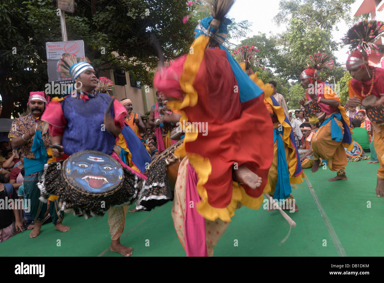 India dancing street hi-res stock photography and images - Alamy