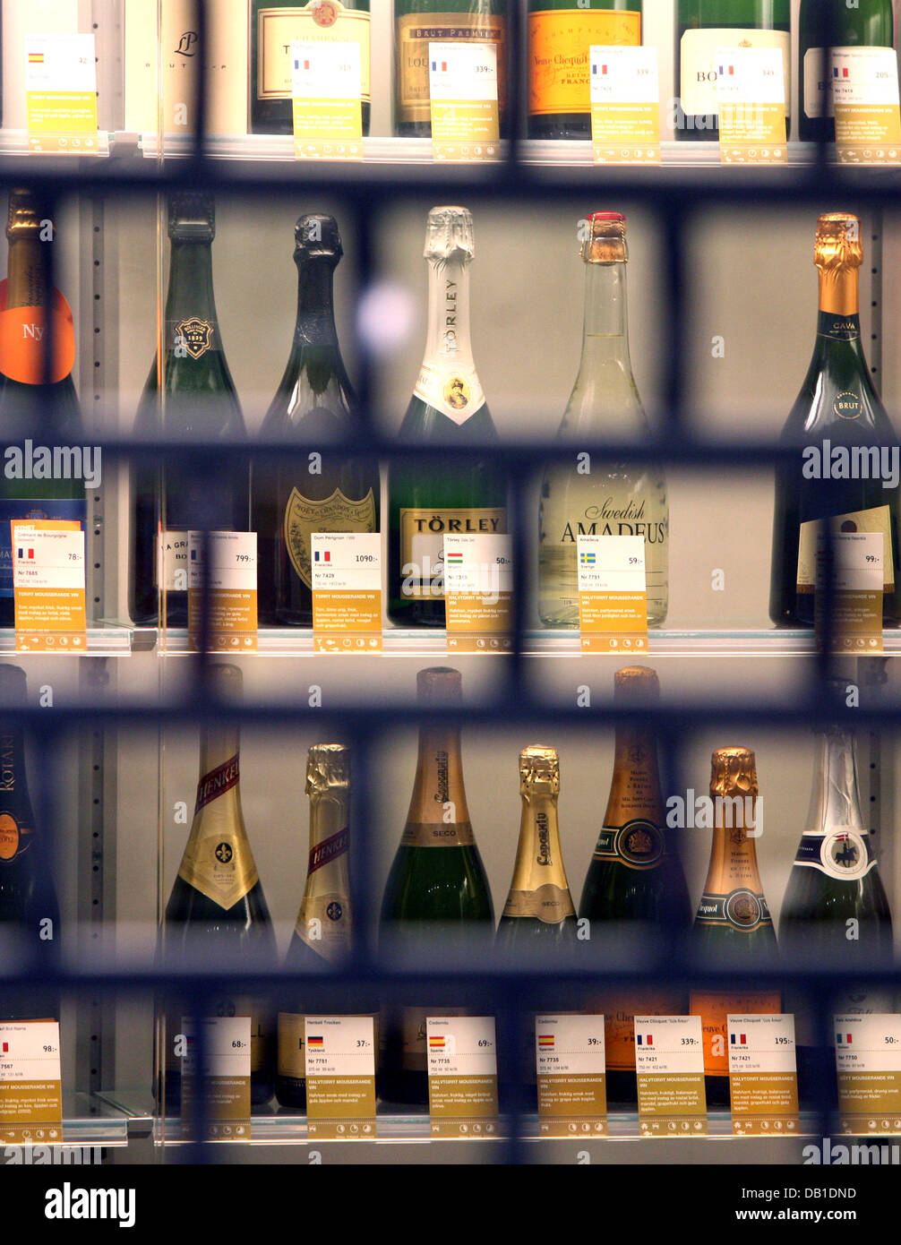 Alcoholic beverages pictured behind bars hi-res stock photography and ...