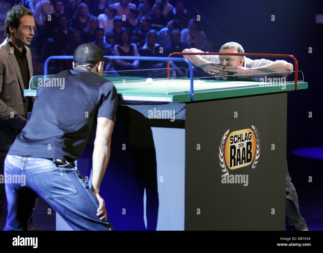 German TV show host Stefan Raab (R) and contender Gene Allen (C ...