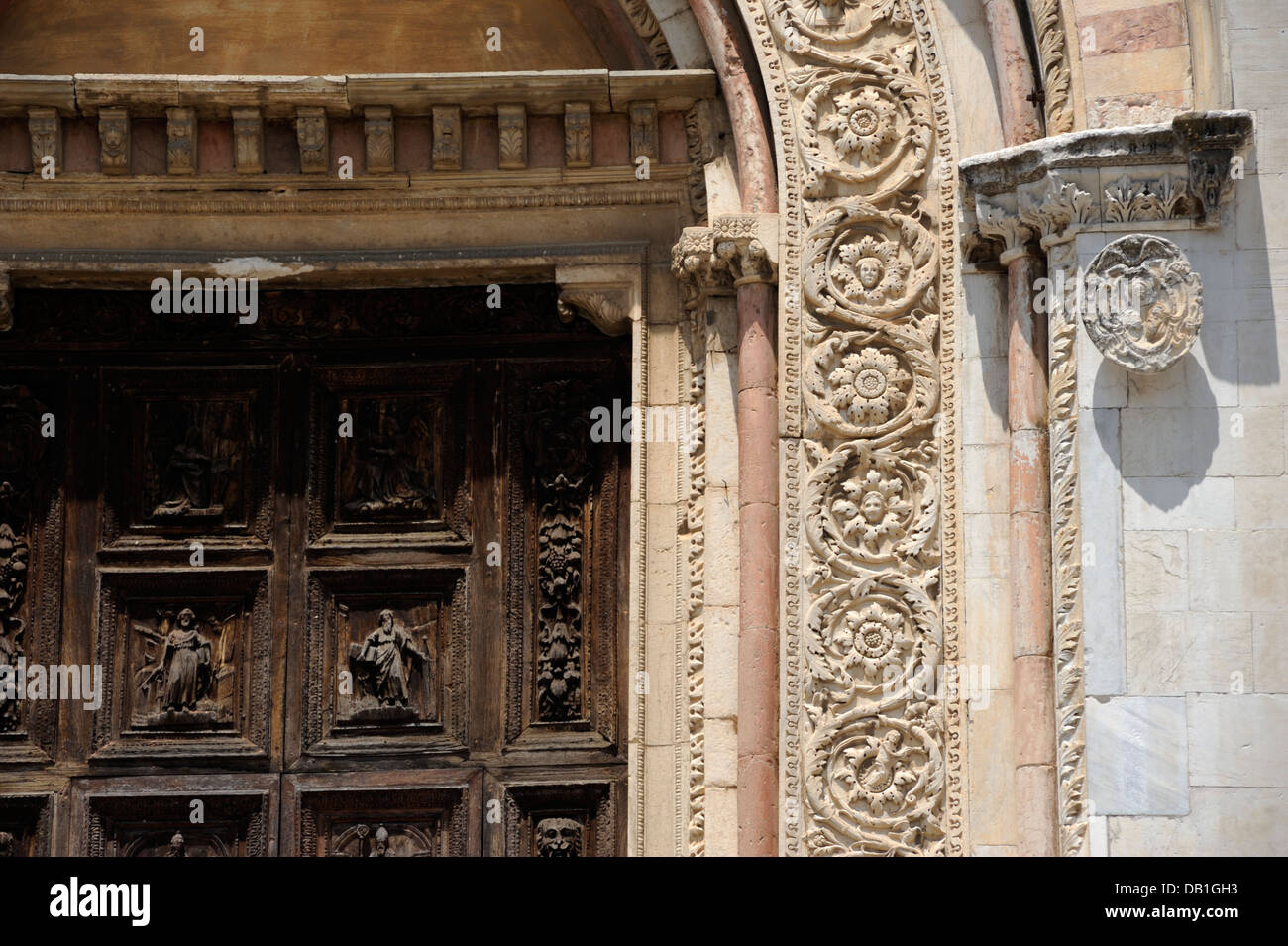 Romanesque doorways hi-res stock photography and images - Alamy