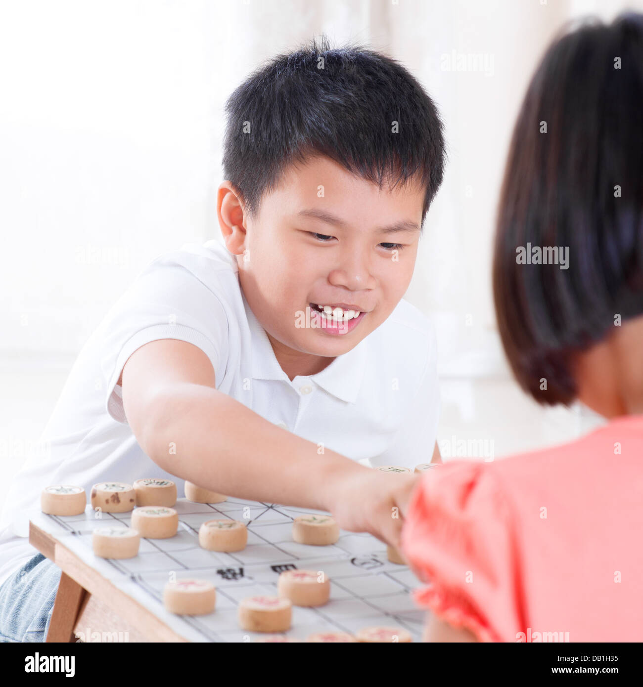 Children playing chinese chess hi-res stock photography and images - Alamy