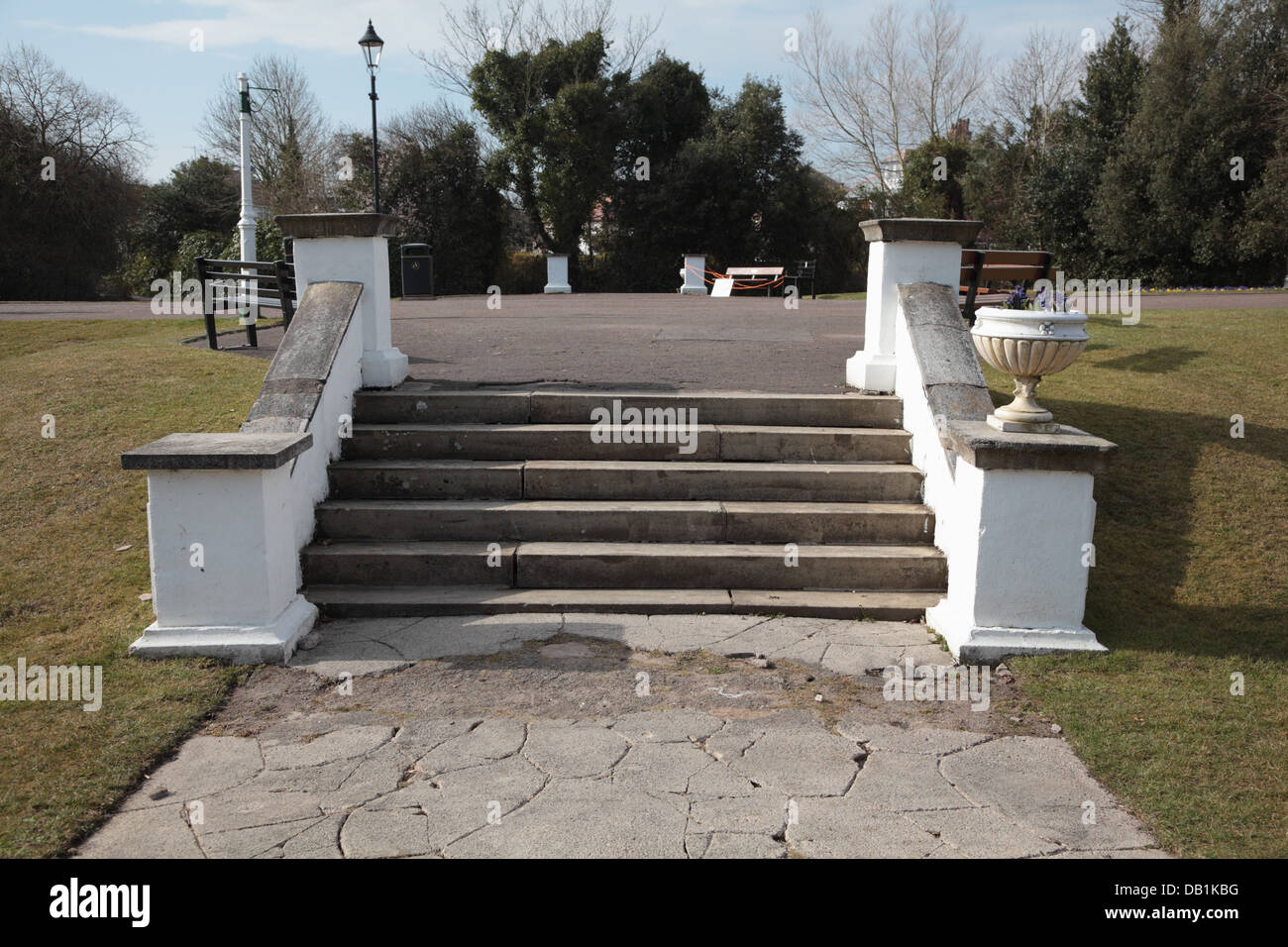 Public park benches hi-res stock photography and images - Alamy