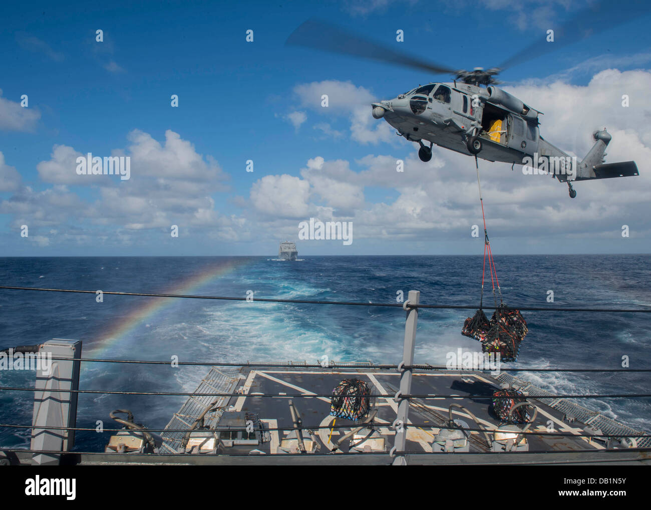 Uss momsen ddg 92 hi-res stock photography and images - Alamy