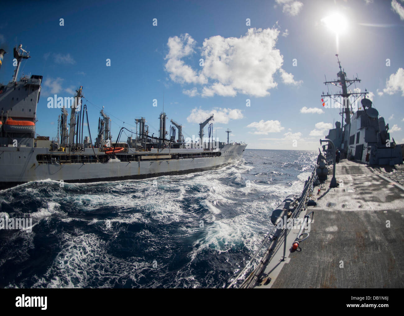 Guided missile destroyer uss momsen ddg 92 High Resolution Stock ...