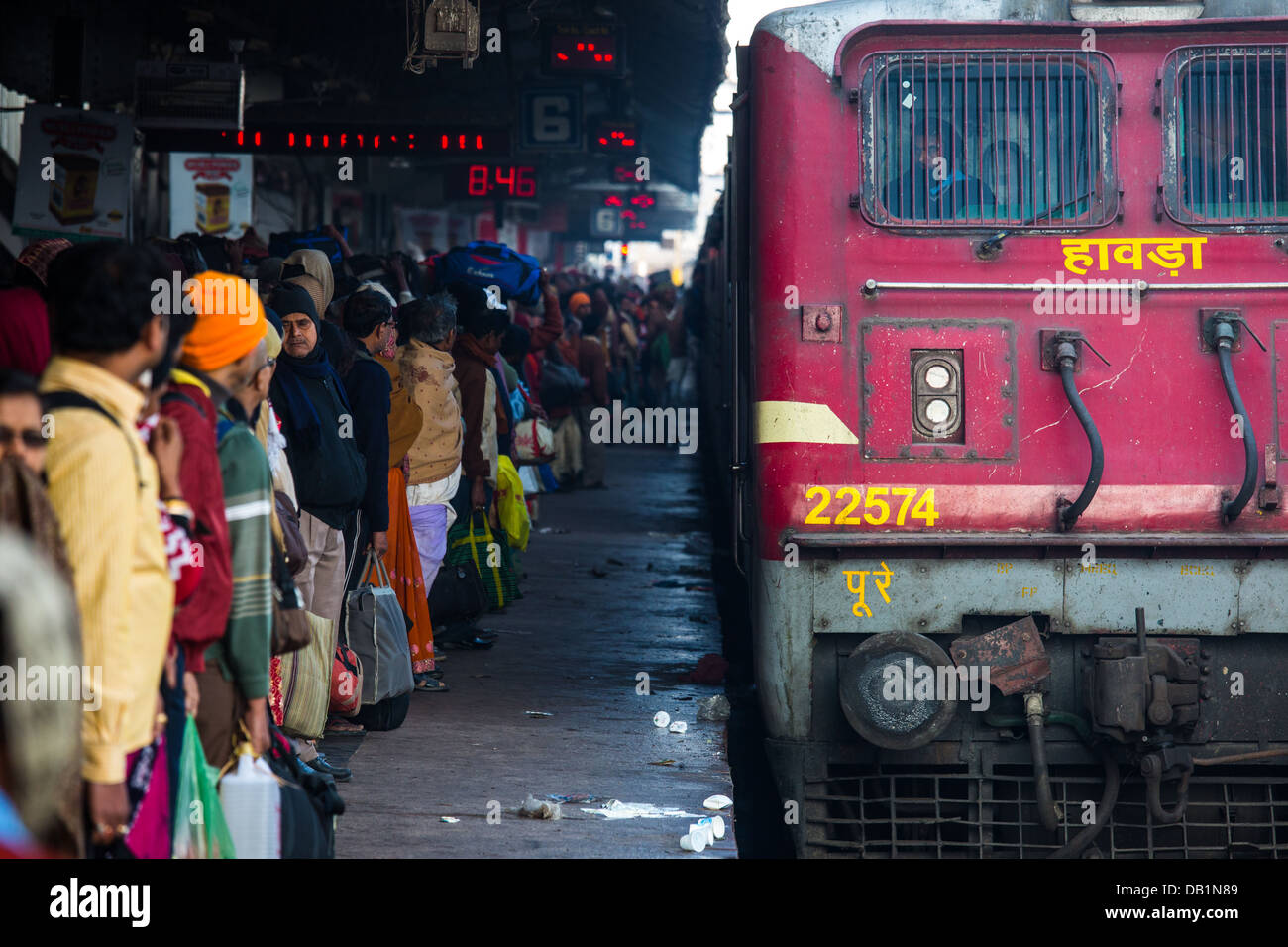 Indian railway platform hi-res stock photography and images - Alamy