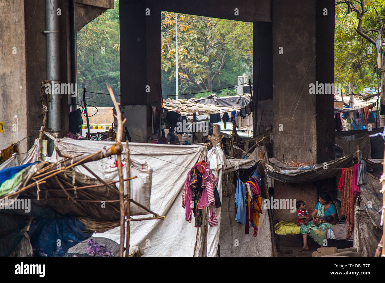 Mother and young child in tent slums in New Delhi, India Stock Photo ...
