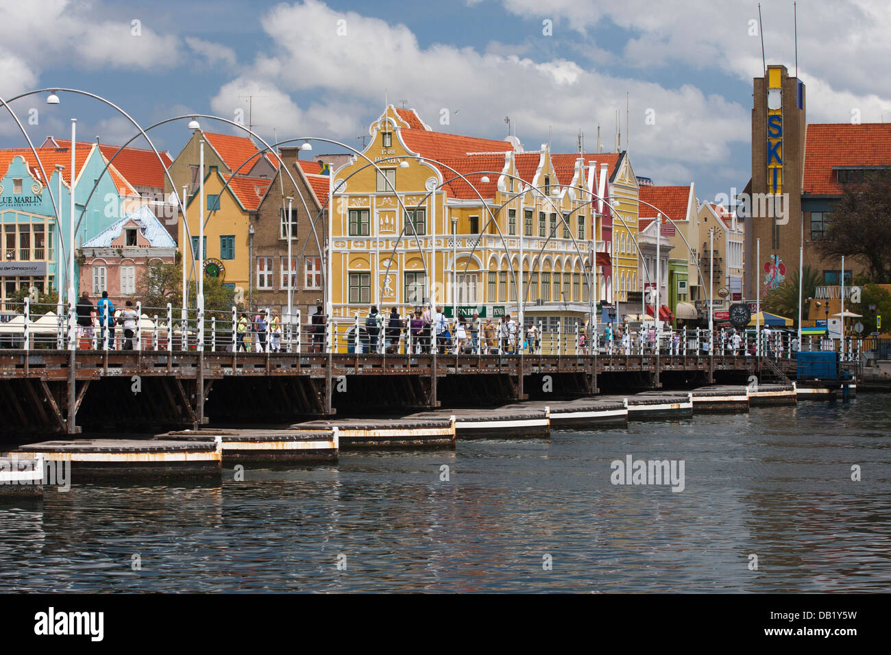 Queen Emma bridge in Willemstad, Curaçao Stock Photo - Alamy