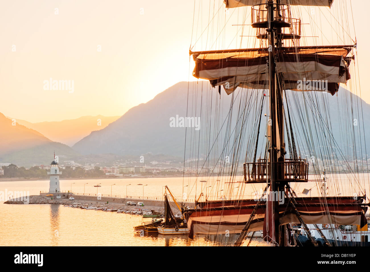 Frigate mast hi-res stock photography and images - Alamy