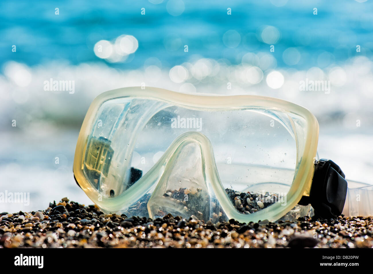 Diving mask lying on the sand by the sea Stock Photo - Alamy
