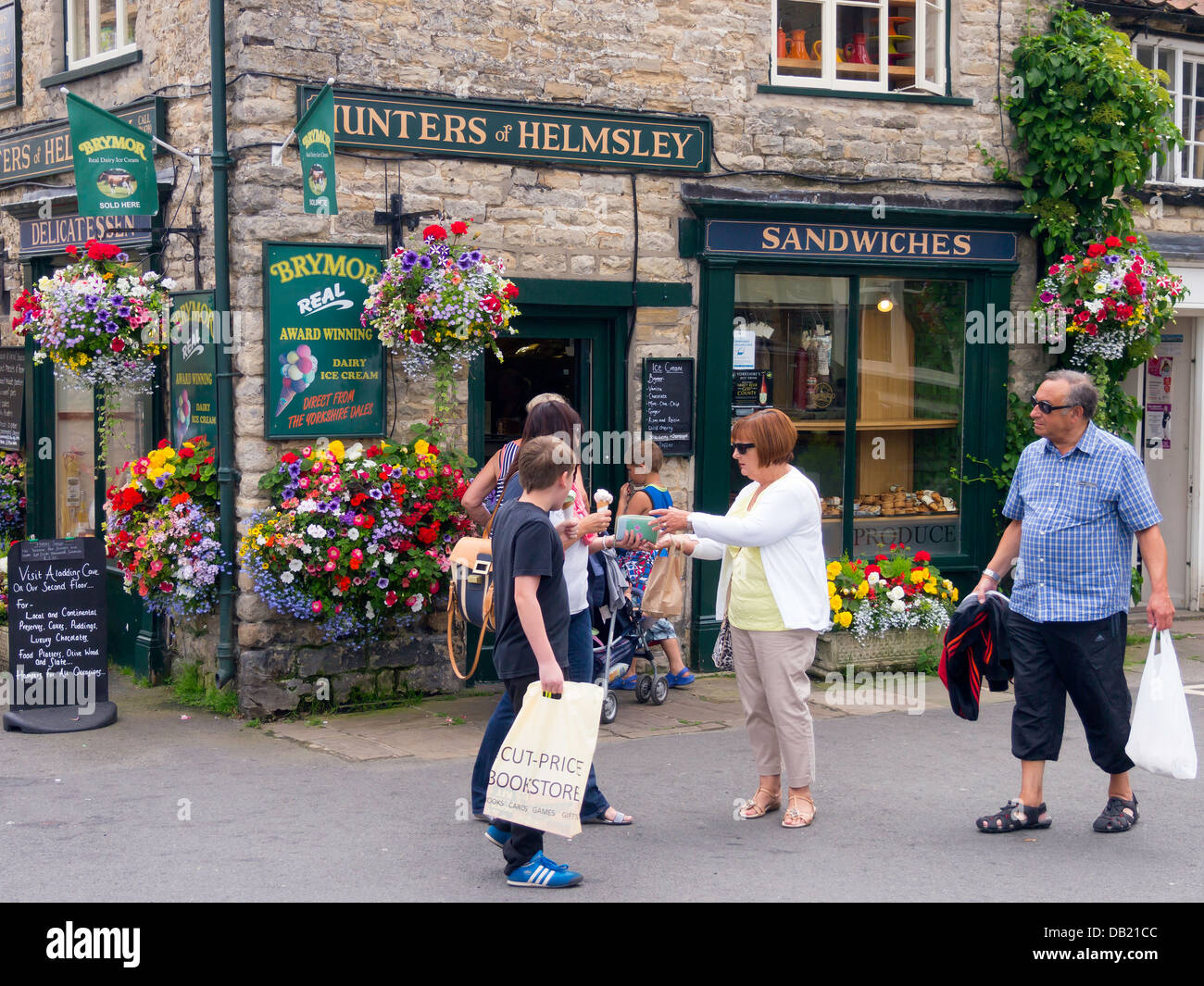 Market day helmsley north yorkshire hi-res stock photography and images ...