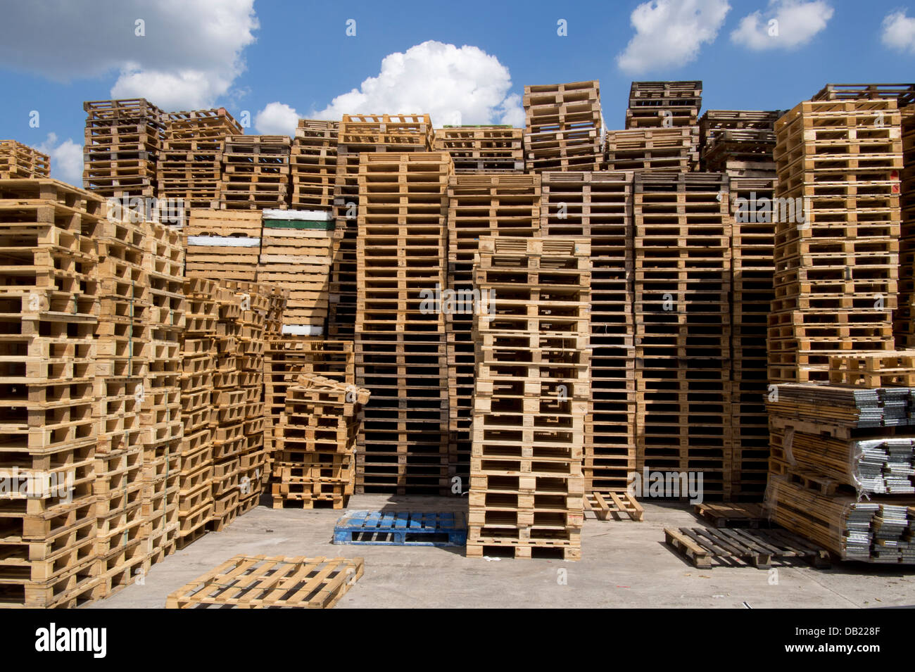 Stacked wooden crates hi-res stock photography and images - Alamy