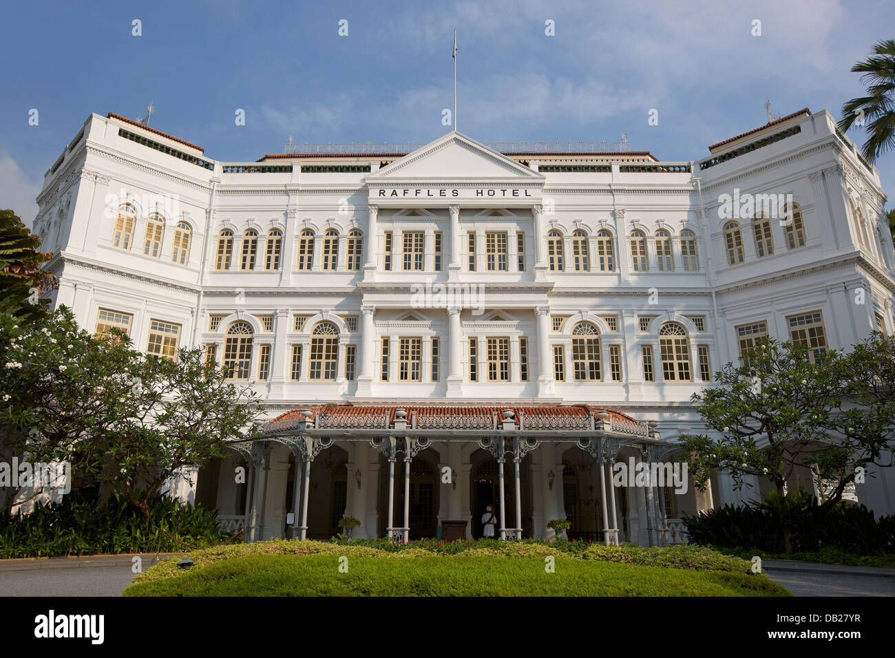 Main facade of the iconic Raffles Hotel in Singapore Stock Photo - Alamy