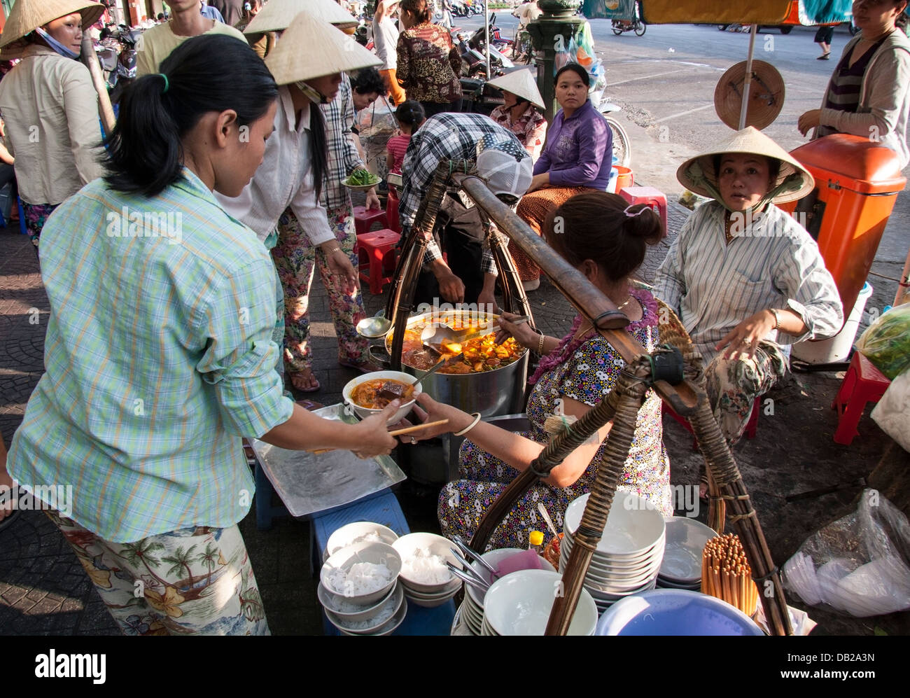 Street food in saigon hi-res stock photography and images - Alamy