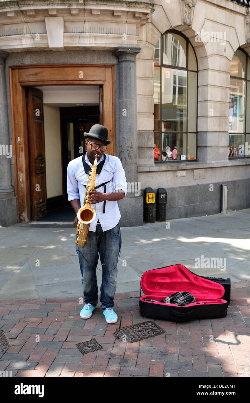 Busking city hi-res stock photography and images - Alamy