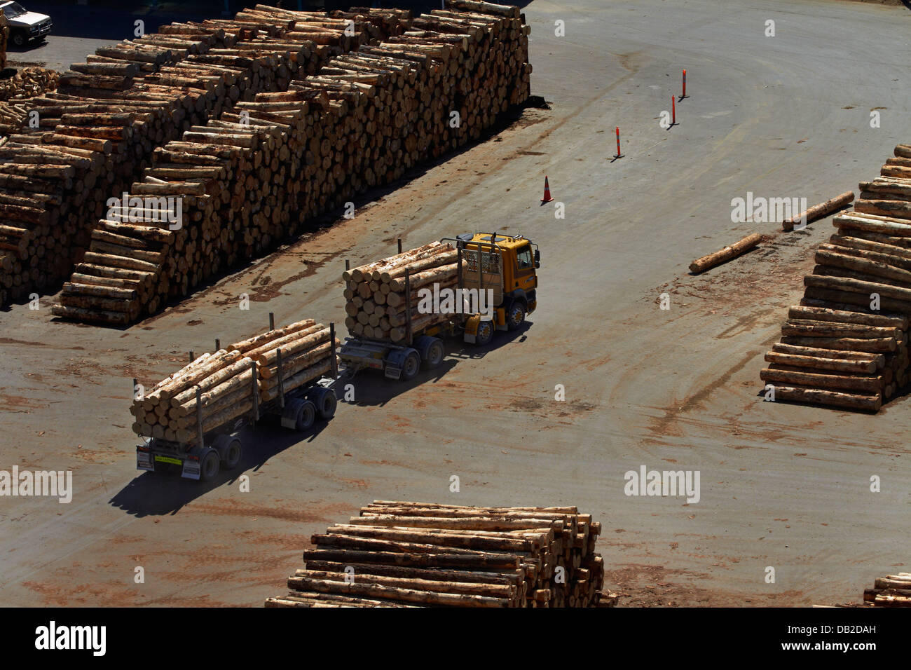Logging truck hi-res stock photography and images - Alamy