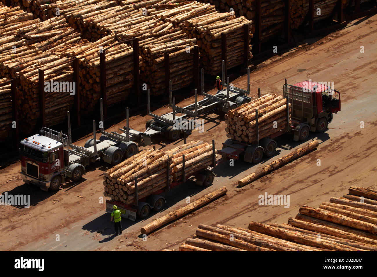 Logging truck hi-res stock photography and images - Alamy