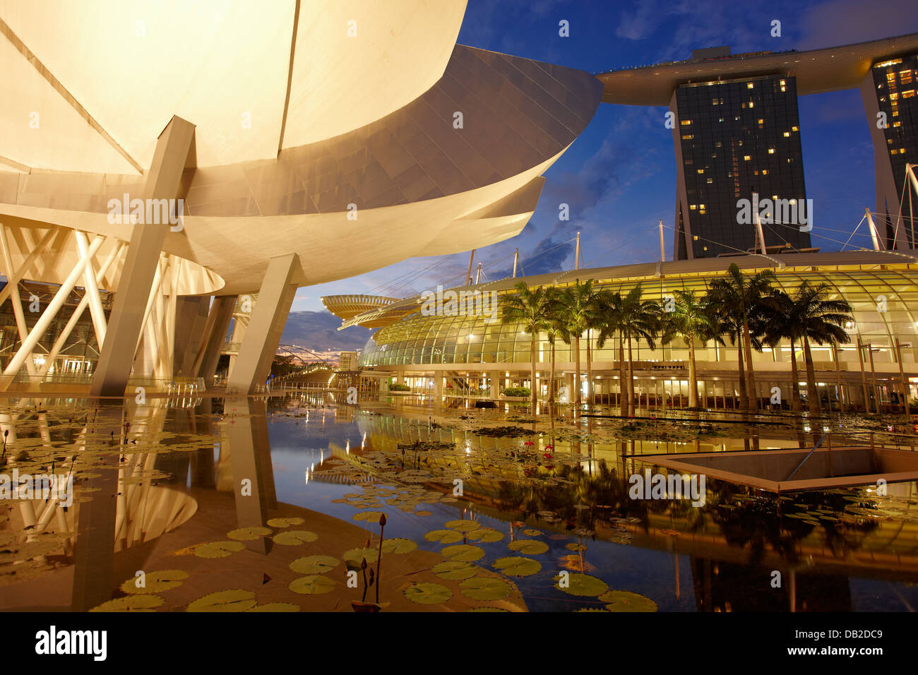 The ArtScience museum and the Shoppes at Marina Bay Sands shopping mall ...