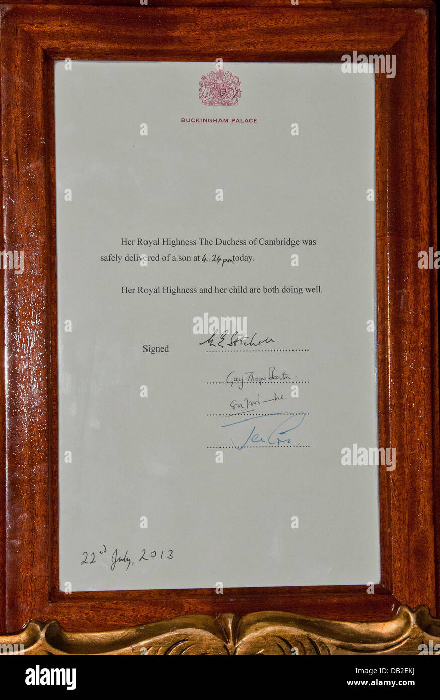 London, UK. 22nd July, 2013. Buckingham Palace announce the royal birth ...