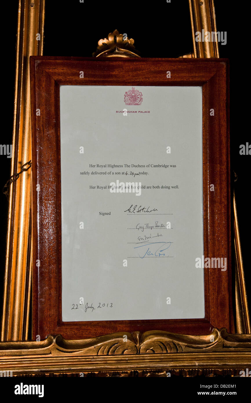 London, UK. 22nd July, 2013. Buckingham Palace announce the royal birth ...