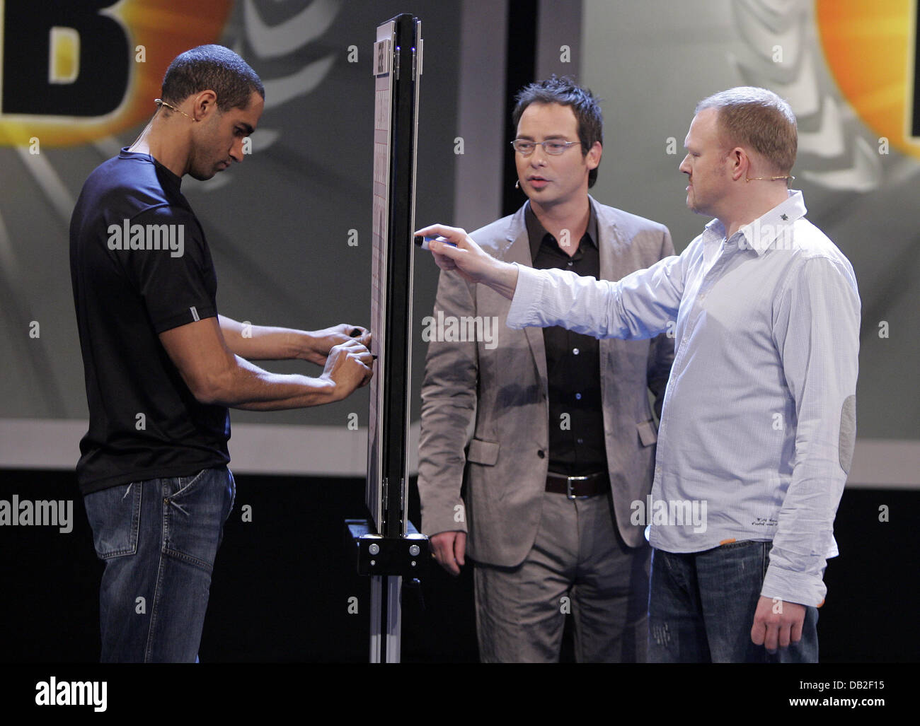Game show contestant hi-res stock photography and images - Alamy