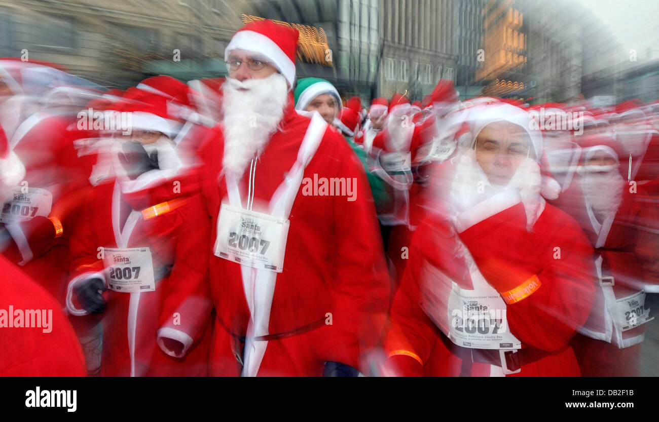 'Santas' run at frosty temperatures in the so-called 'Santa Claus run ...