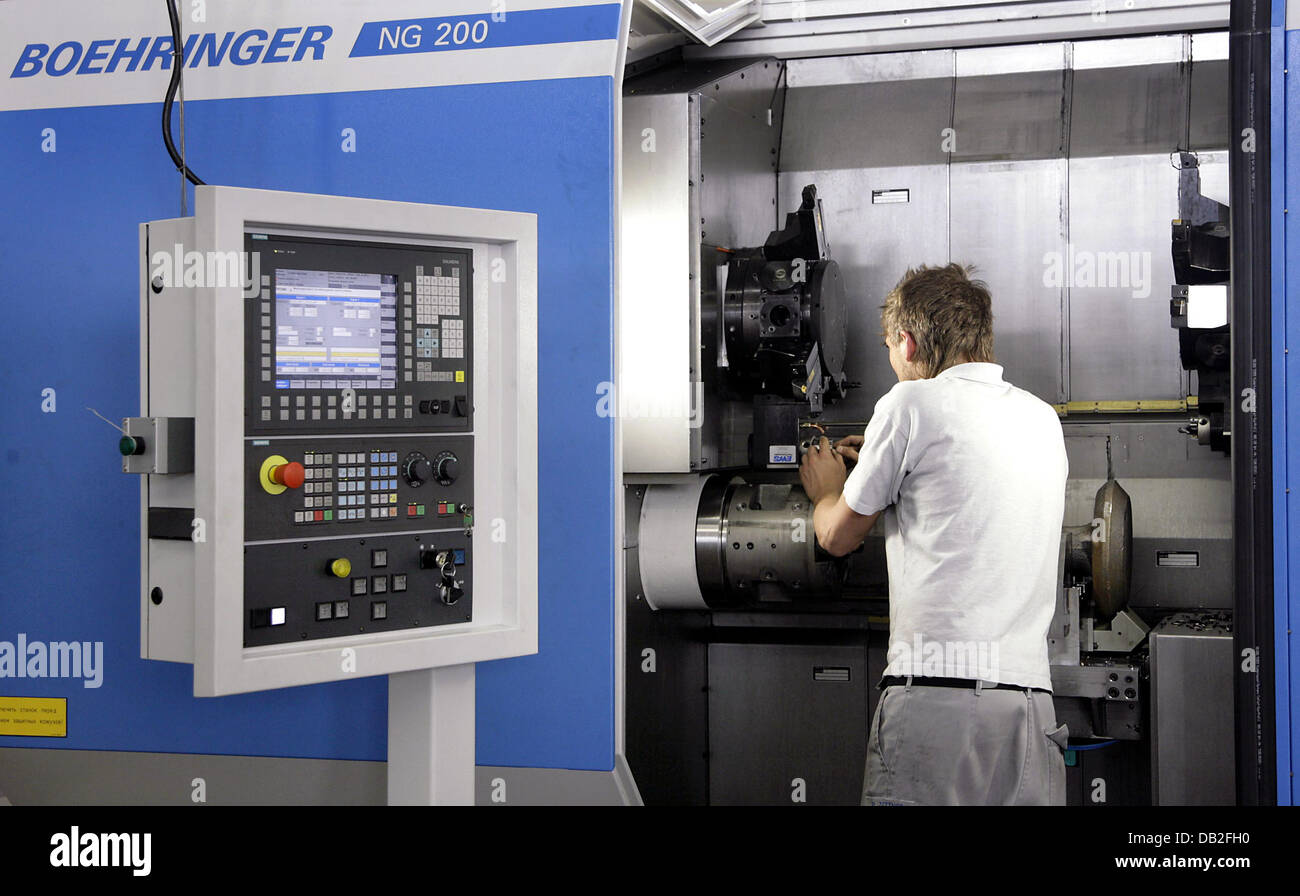 The picture shows a worker working in the production of Boehringer ...