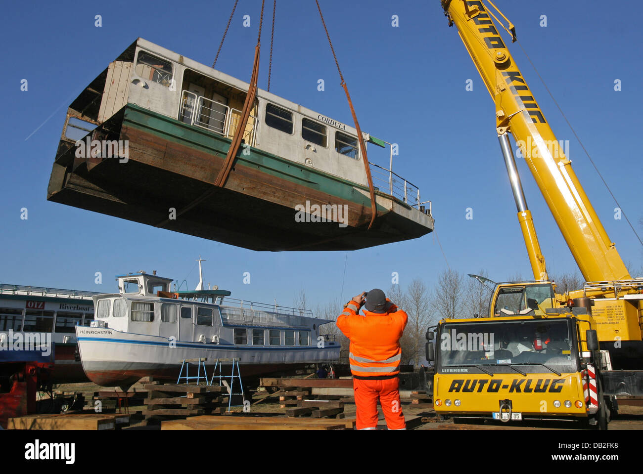 A crane lifts the separat bow of Dresden's 1970 steamboat, once used on ...