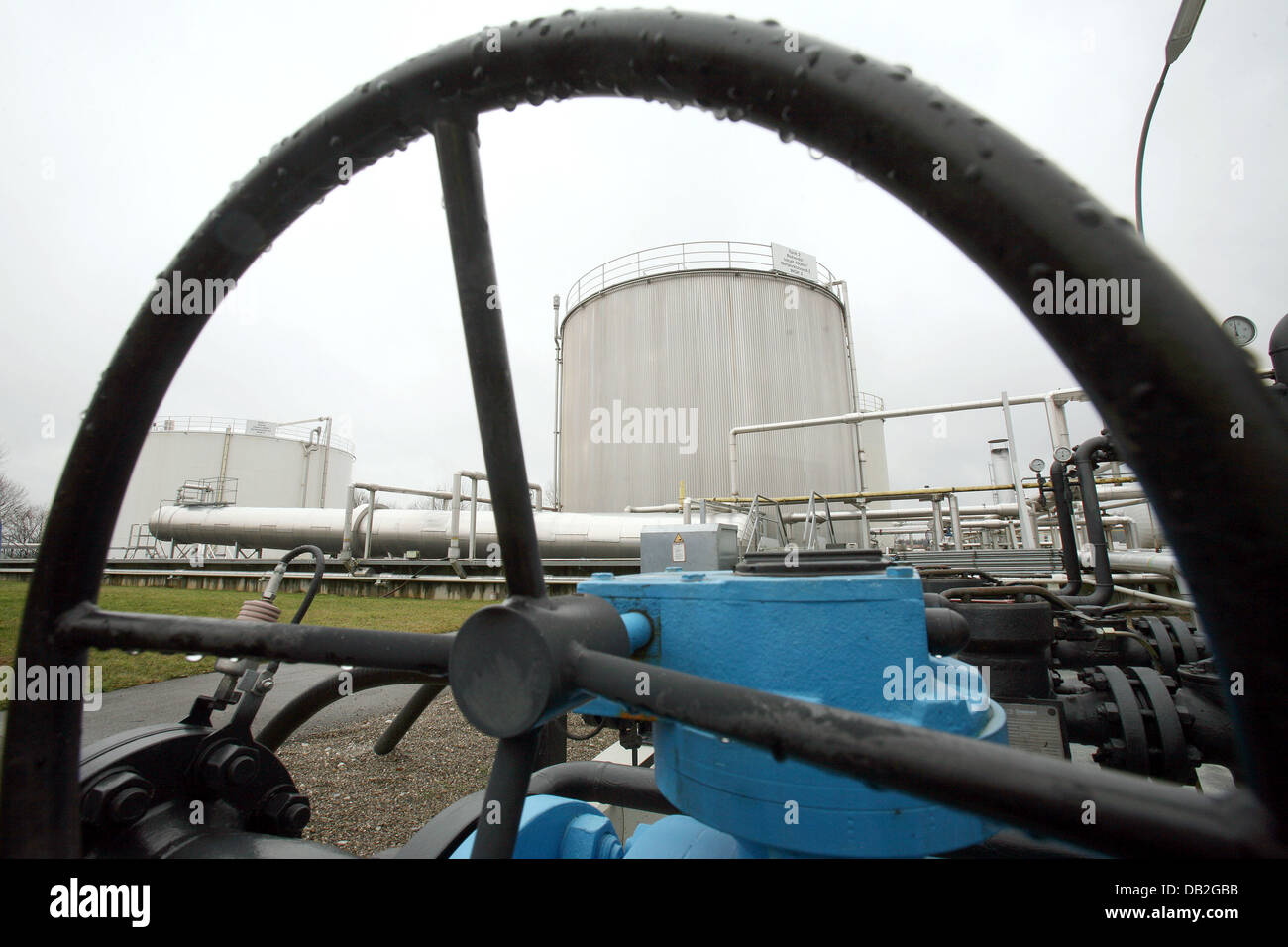 The picture shows the crude oil plant of Kassel-based Wintershall ...