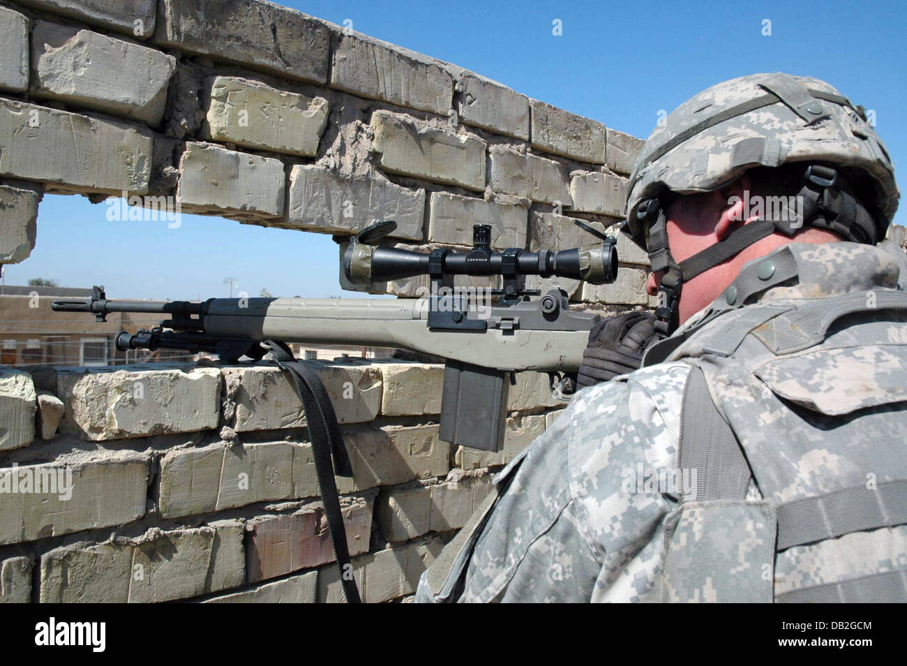 A US- soldier of the 1st Infantry Division of the 9th Engineer Battalion guards the new Joint ...