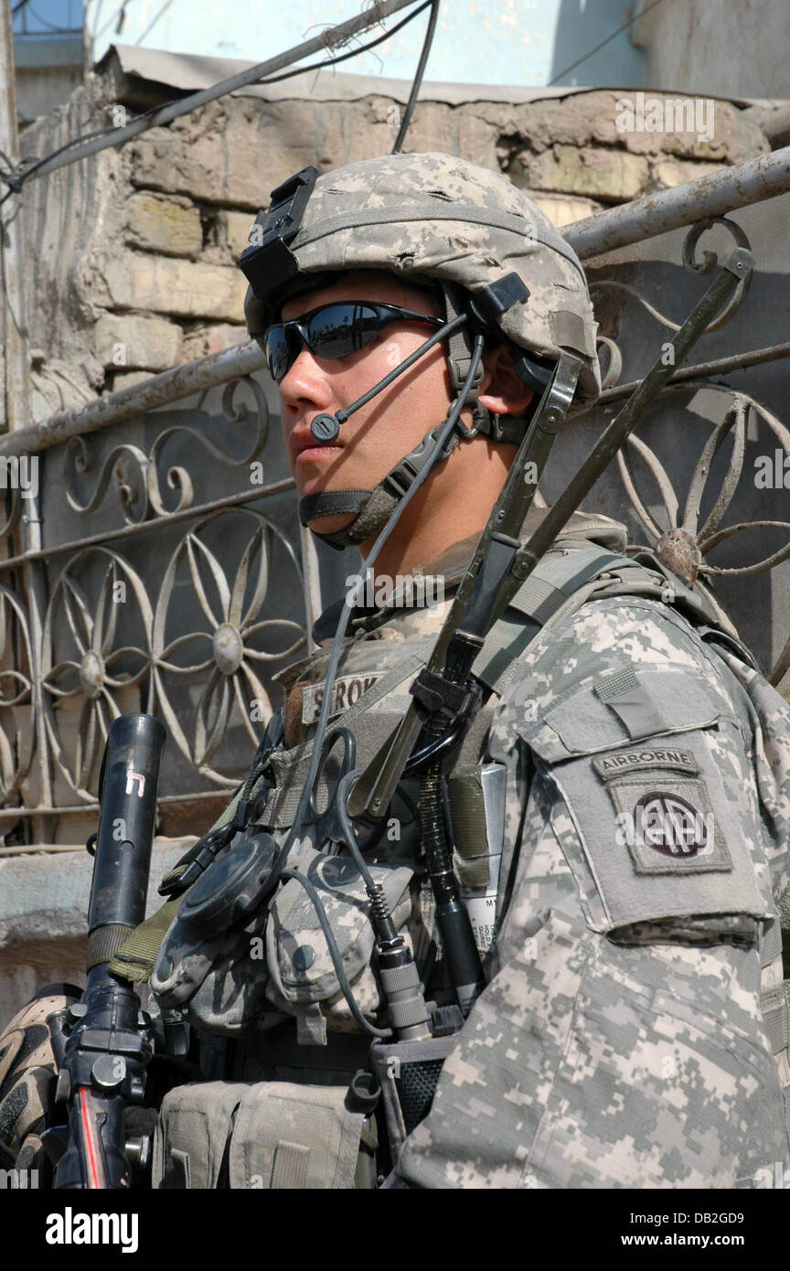 A aratrooper of the US Company D of the 1st Battalion 'Red Falcons' is ...