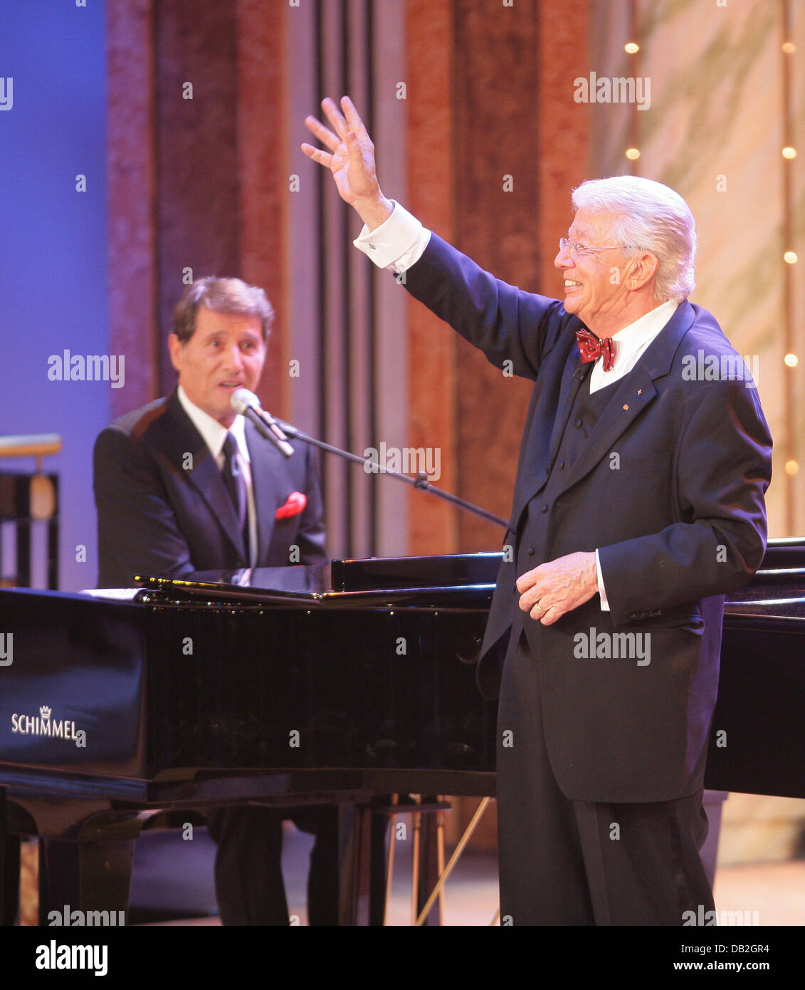 Singer Udo Juergens (L) is pictured with Dieter Thomas Heck during the ...