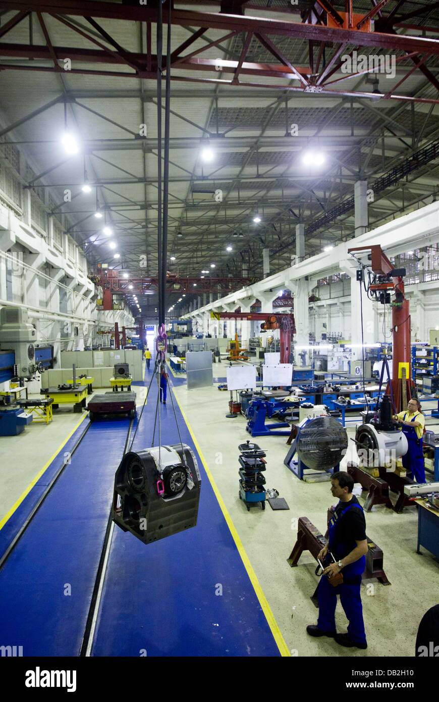 Machines are manufactured in a production hall of the company Schiess ...