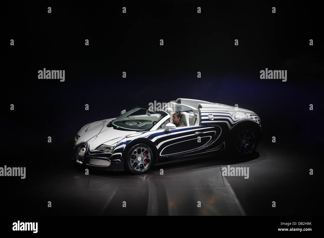 Bugatti presents its sports car Veyron with new lacquer finish, partly ...