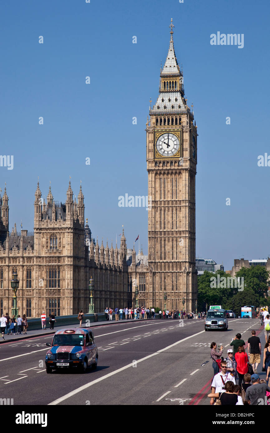 London taxi tower bridge hi-res stock photography and images - Alamy