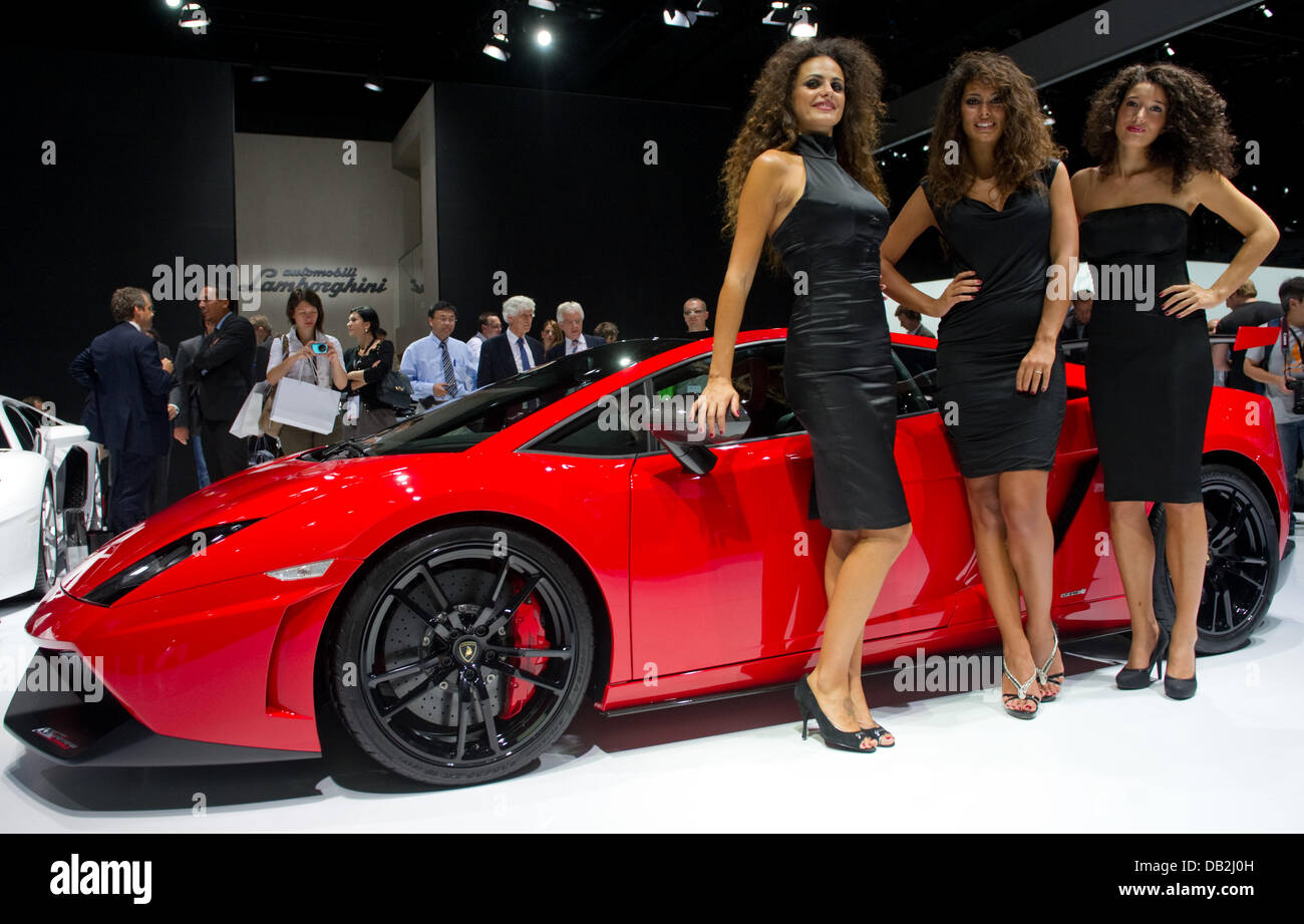 Car show hostesses hi-res stock photography and images - Alamy