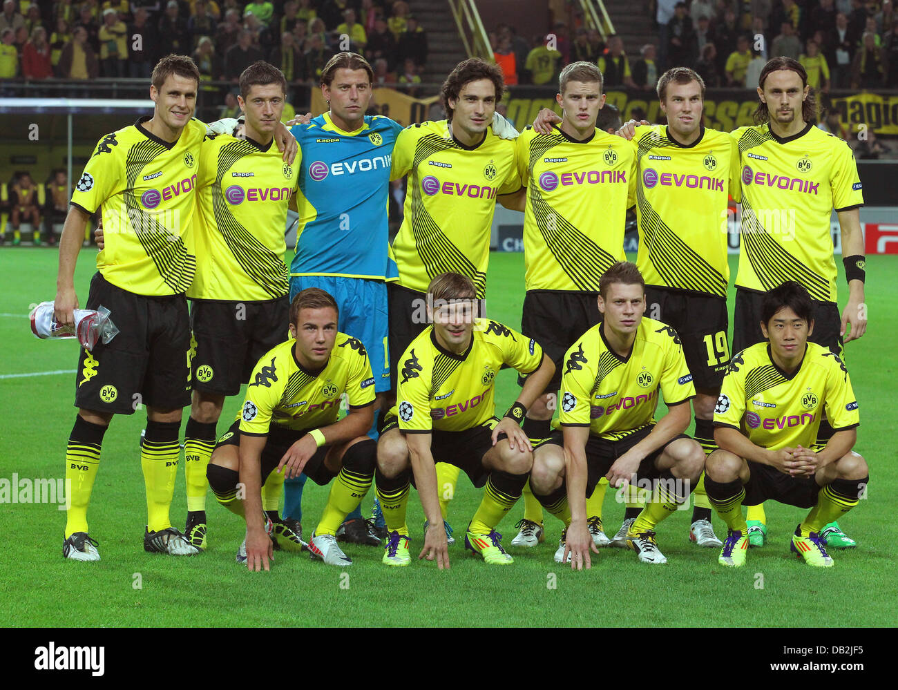 Shinji kagawa and robert lewandowski hi-res stock photography and ...
